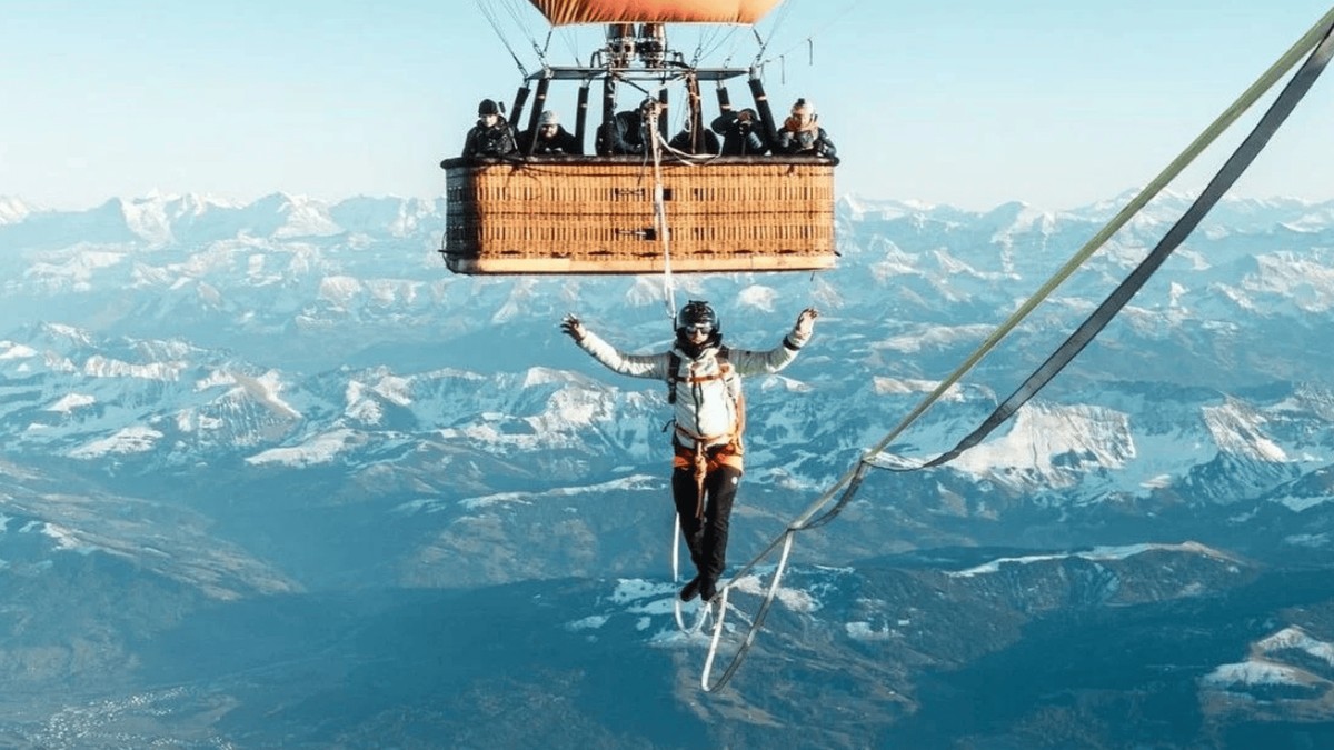 Julien Roux bat le record du monde de Highline en Suisse