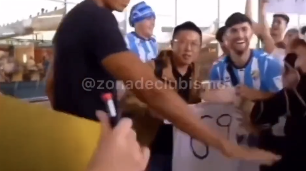 Les fans de Malaga accueillent un touriste à l'aéroport