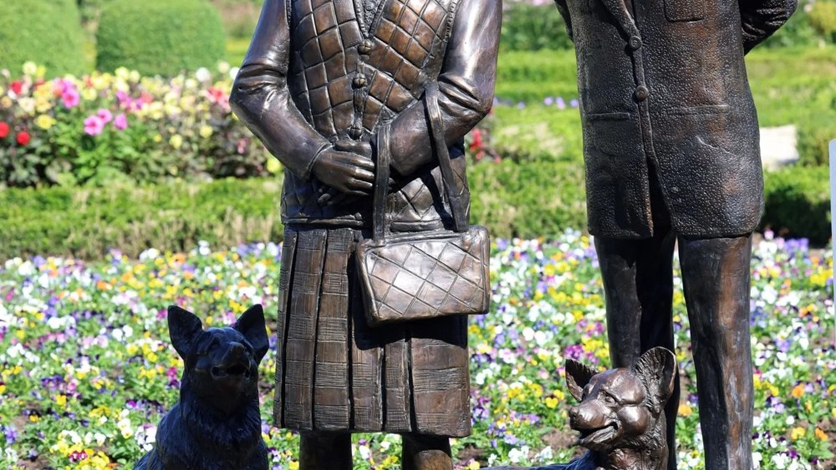 Cette statue d'Elizabeth qui divise