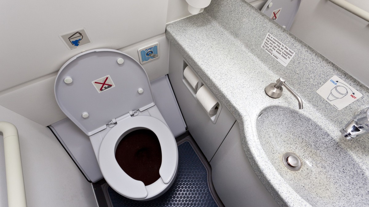 Voici comment fonctionnent les toilettes d'avion