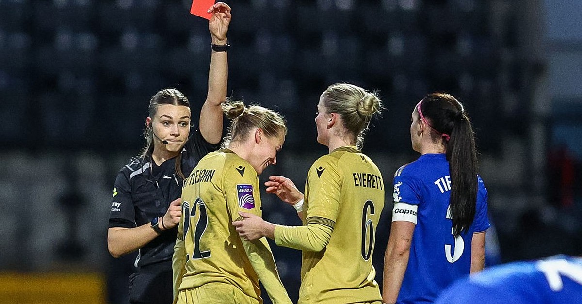 Cette footballeuse se prend pour une catcheuse: «Inadmissible»