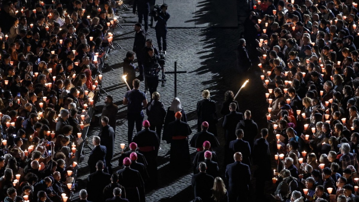 Le pape présent à la vigile pascale après l'alarme sur sa santé