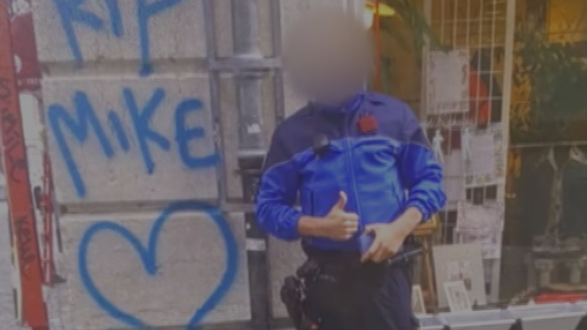Le policier qui a posé devant le tag «RIP Mike» sera puni