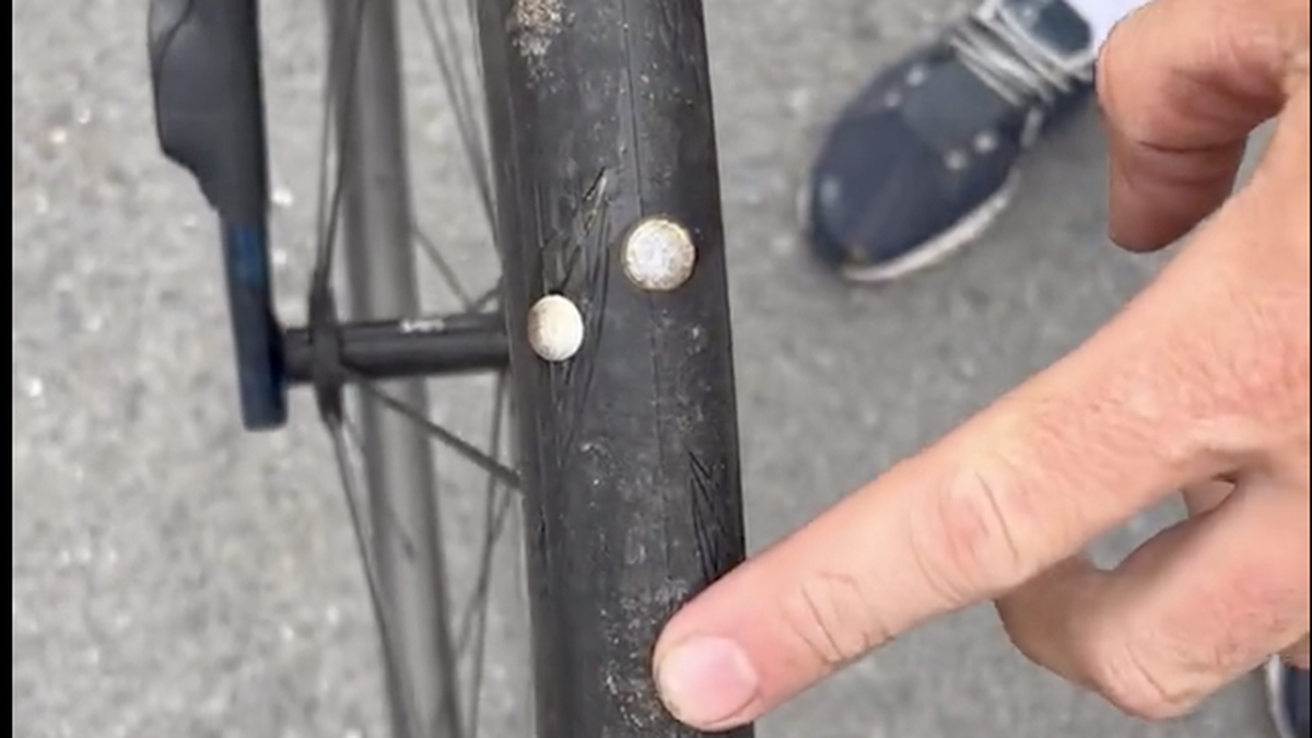 Tour de France: des clous sur la route de la deuxième étape