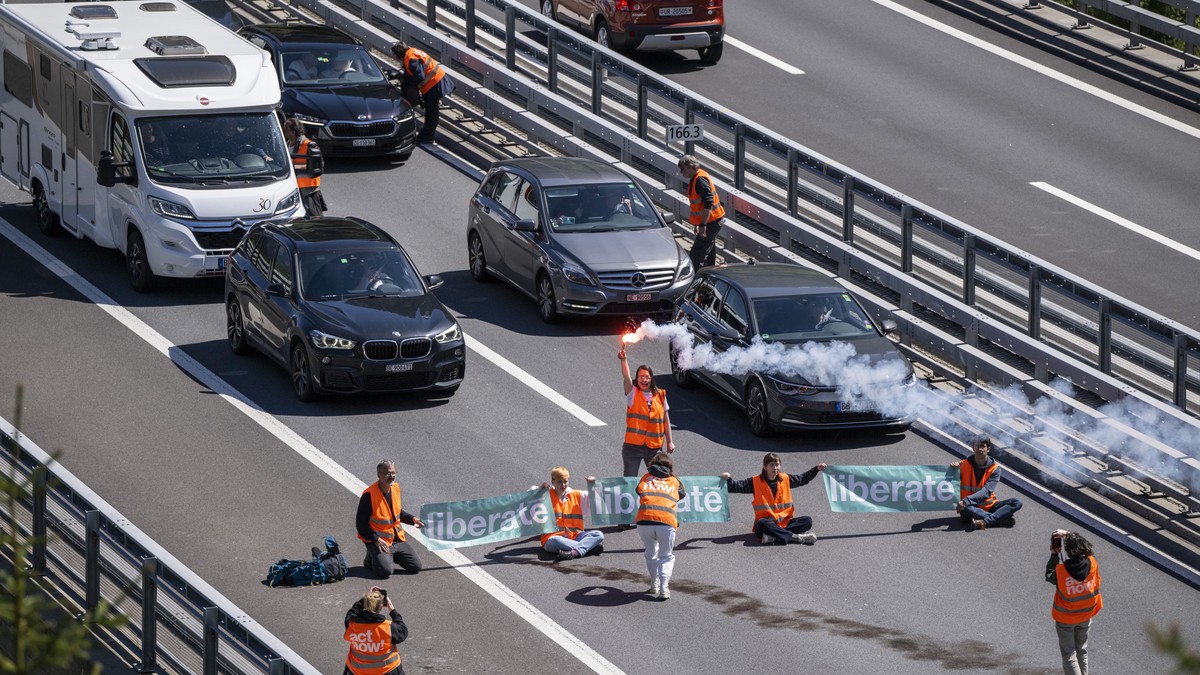 Blocage et bouchons sur l'A2 en plus des trains bondés Blocage et bouchons sur l'A2 en plus des trains bondés