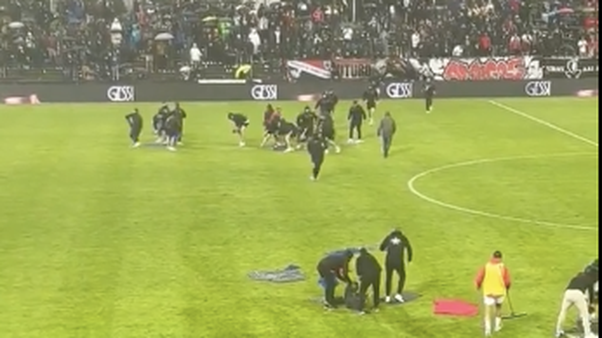 Les fans du FC Aarau ont essayé de sécher le terrain