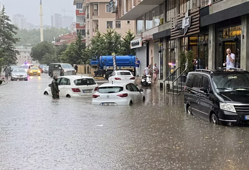 Istanbul: pluies et inondations font deux morts Istanbul: pluies et inondations font deux morts