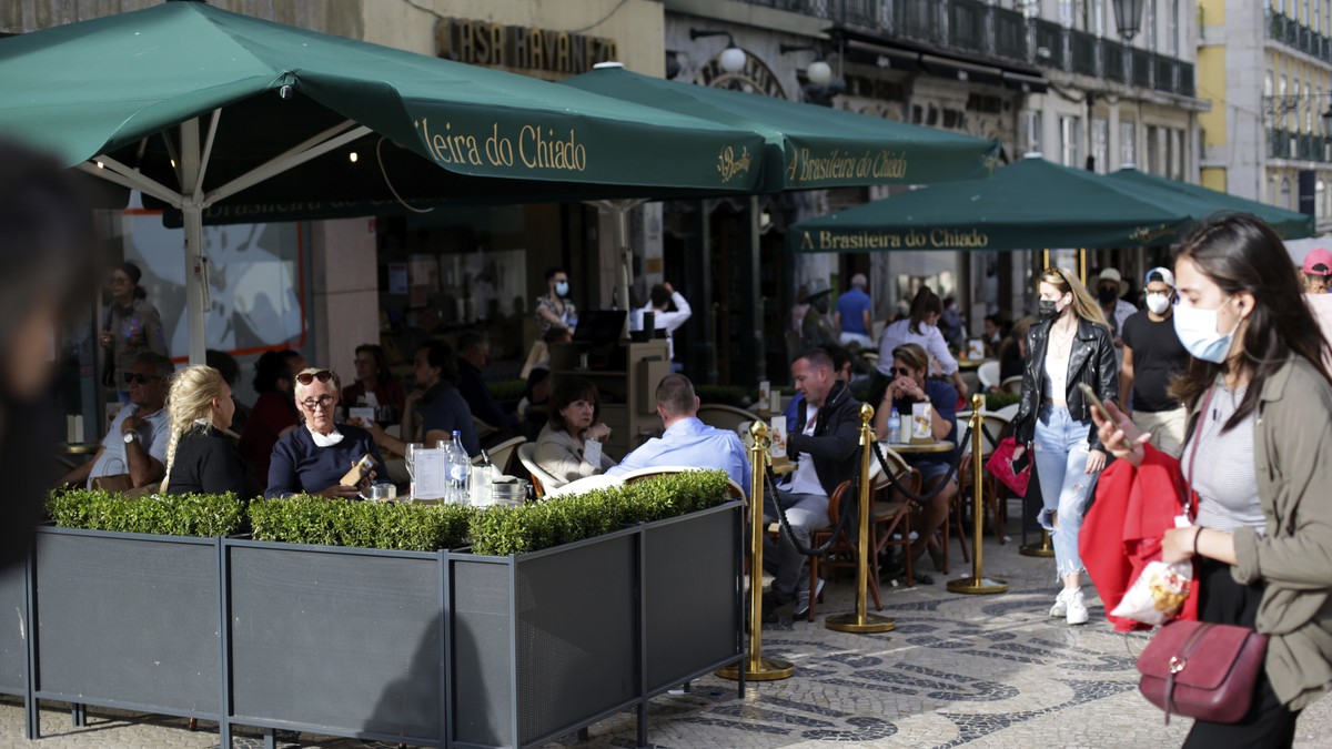 Covid: Flambée des cas avant les vacances d'été au Portugal