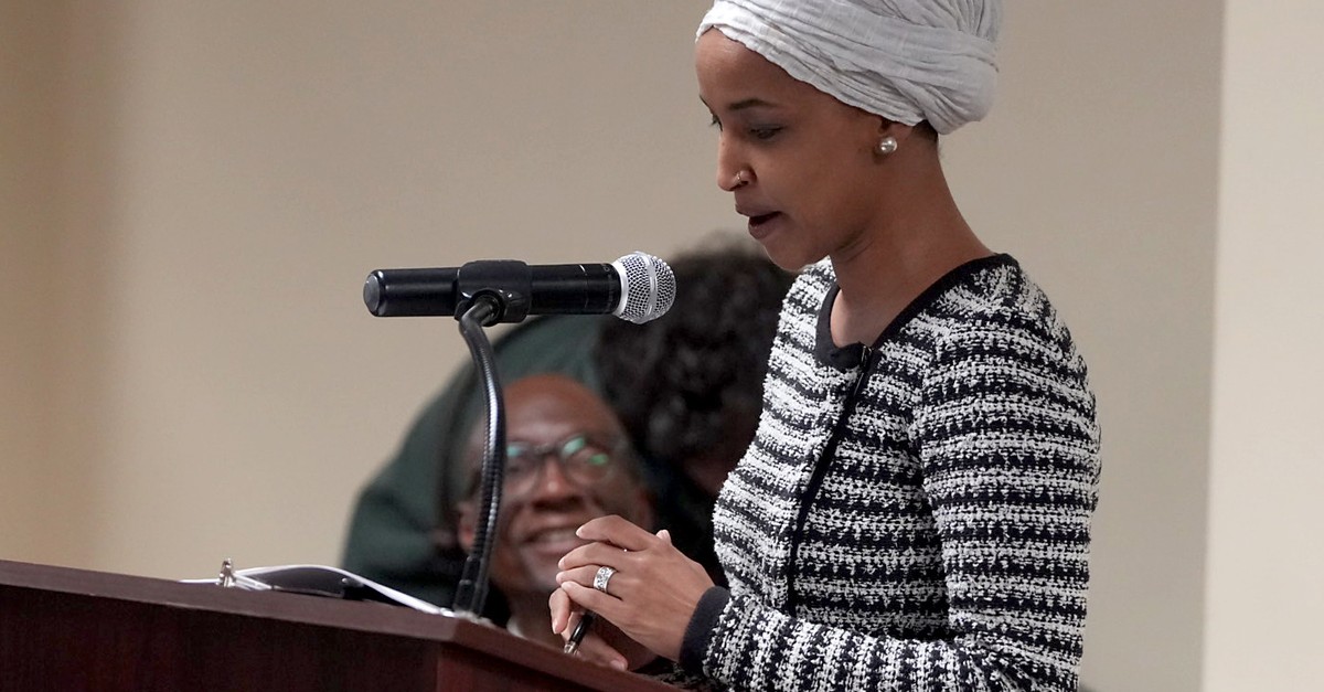 Ilhan Omar, ennemie de Trump, agressée en plein discours