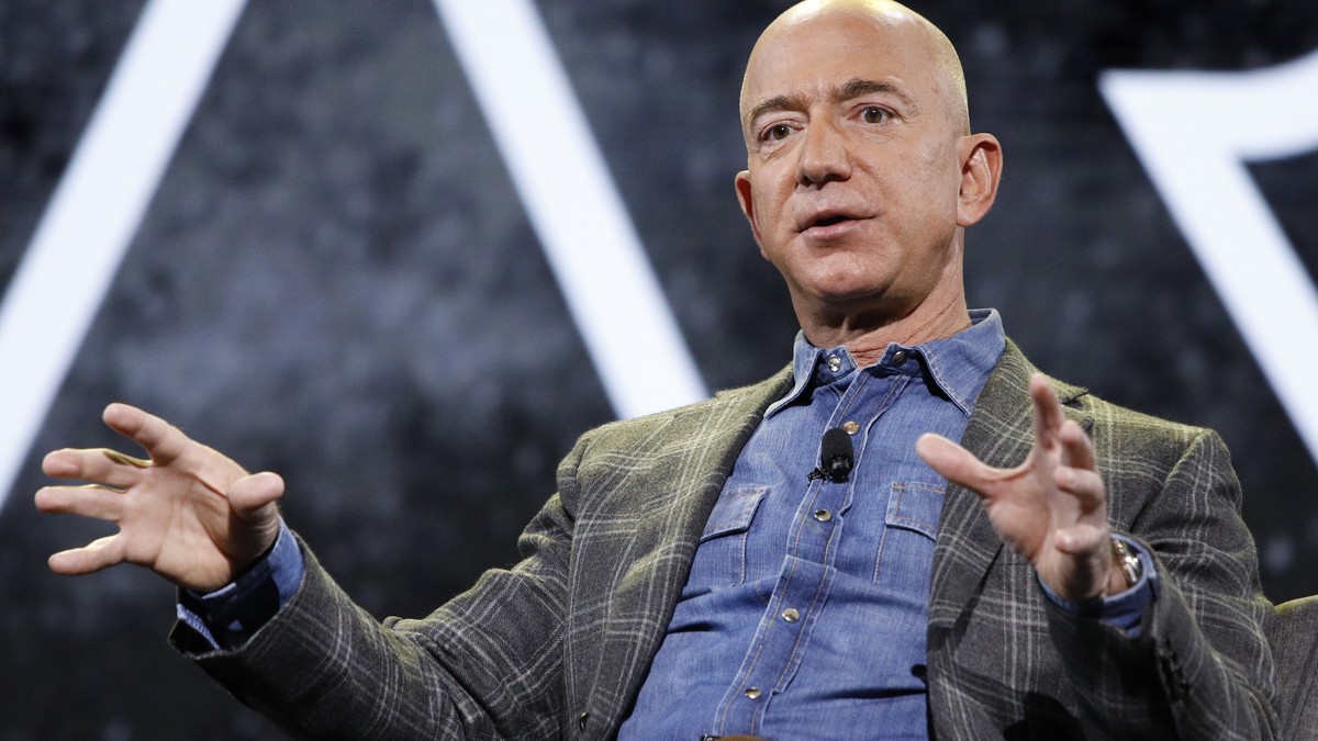 Jeff Bezos accusé d'avoir bloqué un soutien à Kamala Harris