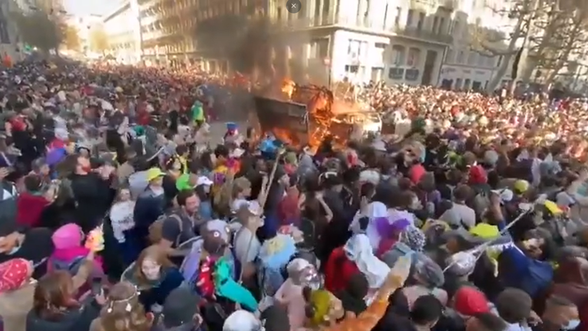 A Marseille, plus de 6500 jeunes font la fête pour le carnaval