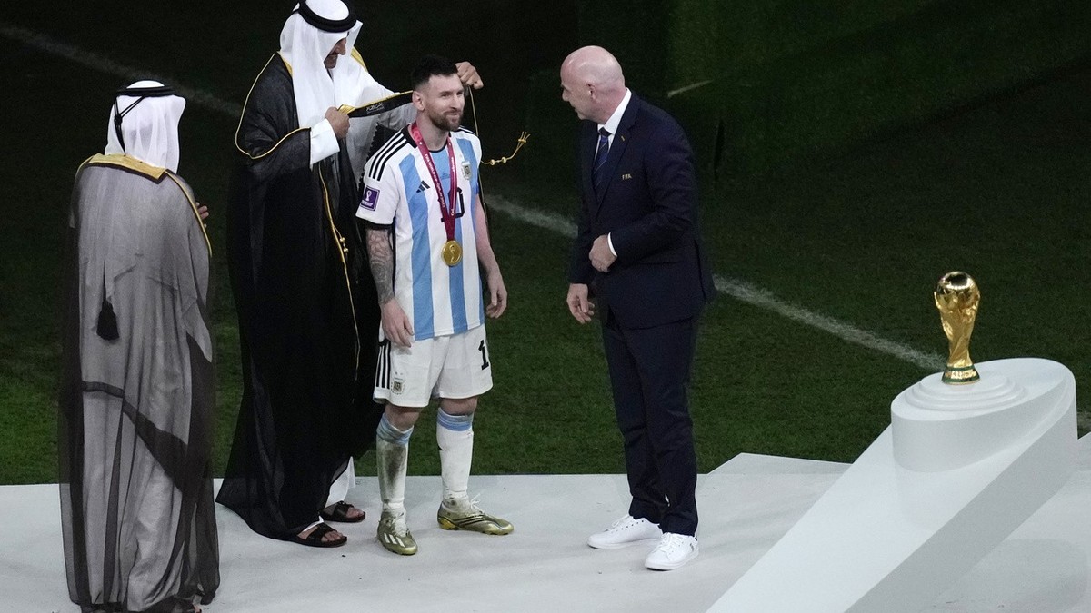 Argentine-France: pourquoi Messi a été revêtu d'une cape noire