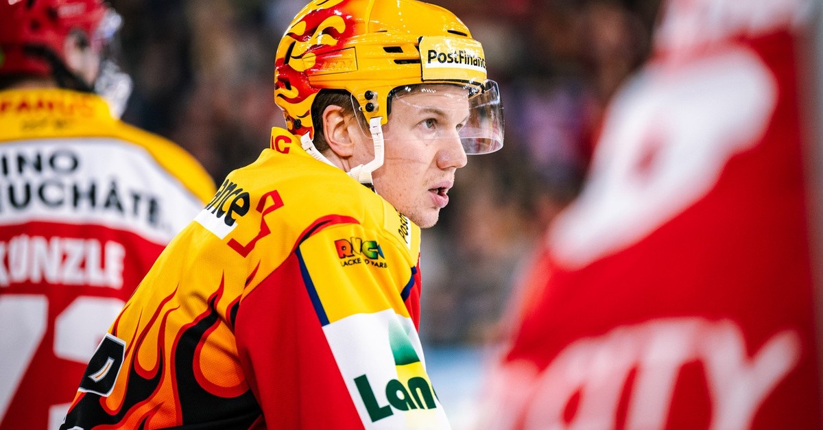 National League: Toni Rajala (Bienne) attrape un juge de ligne
