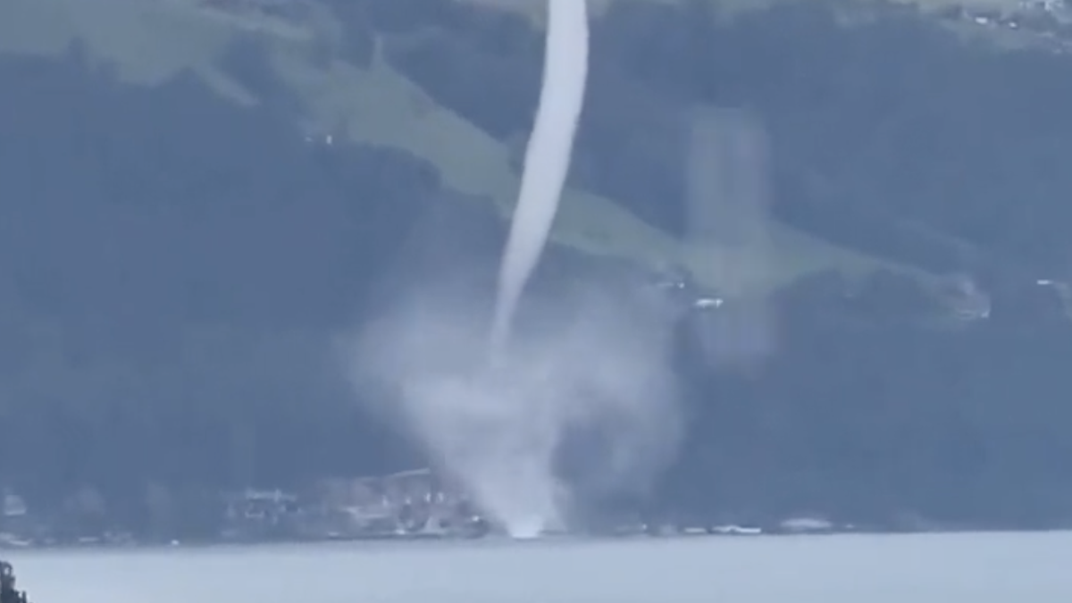 Les images impressionnantes d'une tornade sur un lac suisse