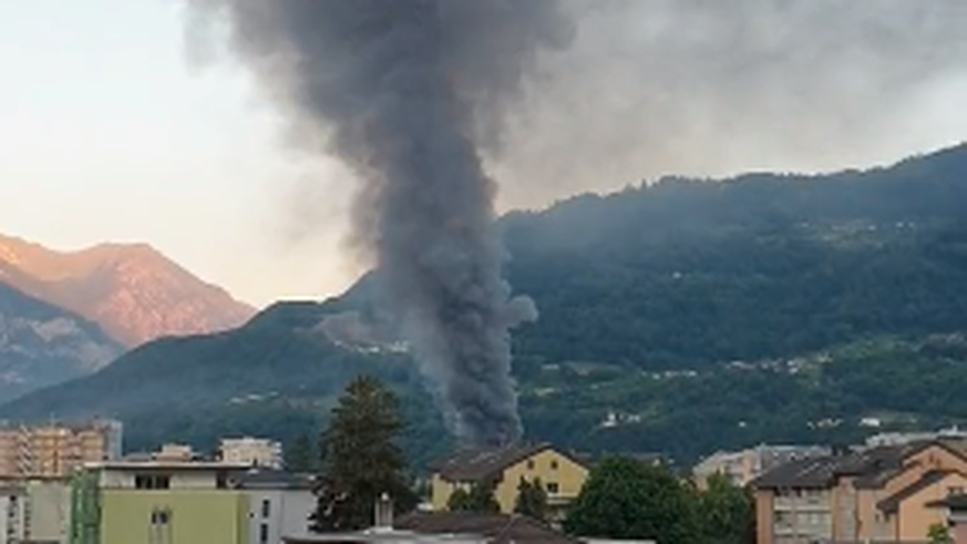 Valais: A Monthey, un gros incendie détruit un bâtiment Valais: A Monthey, un gros incendie détruit un bâtiment