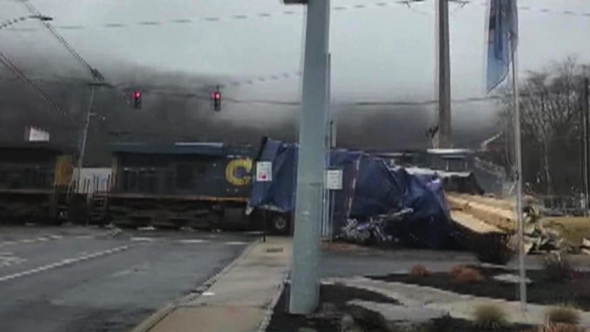 Etats-Unis: Un train percute un camion sur un passage à niveau