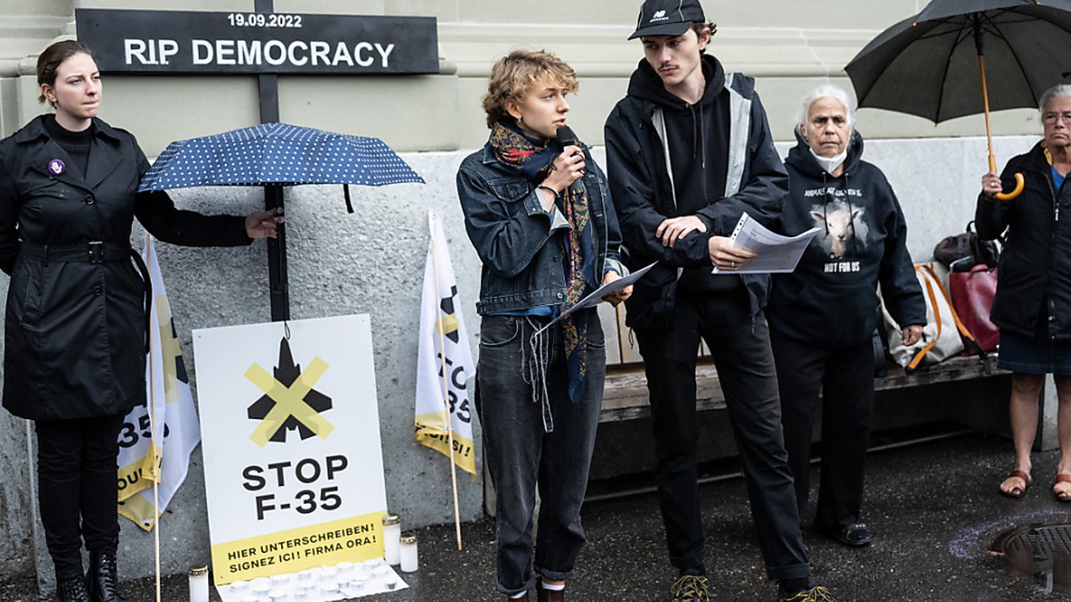 «RIP Democracy»: la «cérémonie funèbre» des opposants aux F-35 à Berne