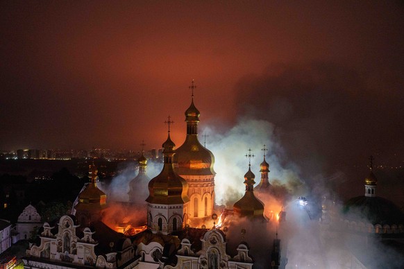 La Laure des grottes de Kiev incendiée par une attaque russe
