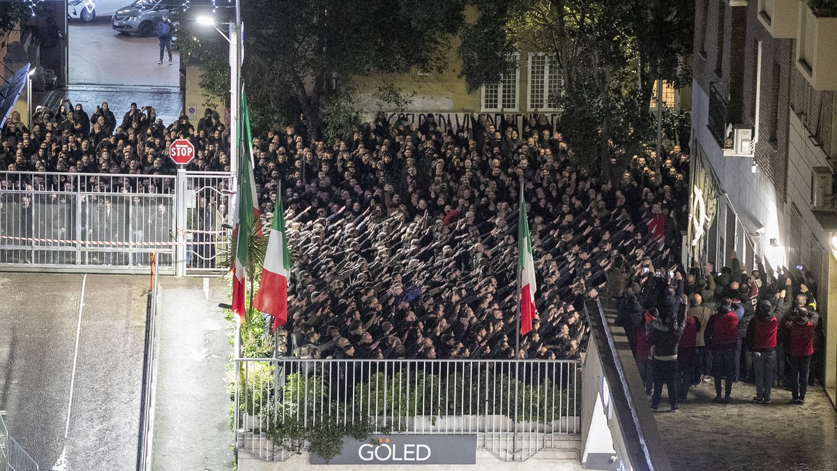Italie: une foule faisant le salut fasciste créer la polémique
