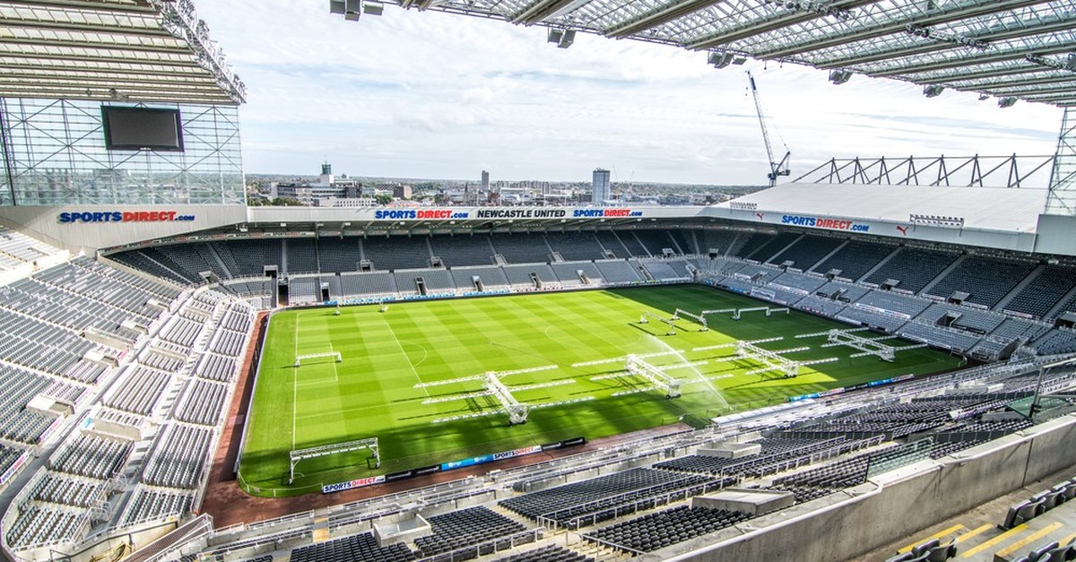 La pelouse du stade St. James' Park de Newcastle est en pente