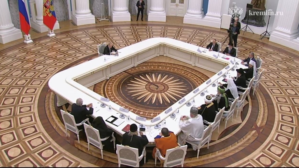 Poutine a une nouvelle table énorme