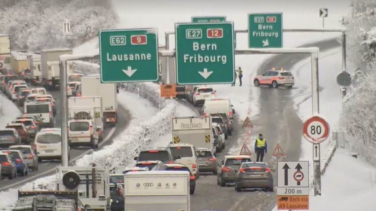 Neige en Suisse: l'A12 fermée entre Vevey et Châtel-St-Denis