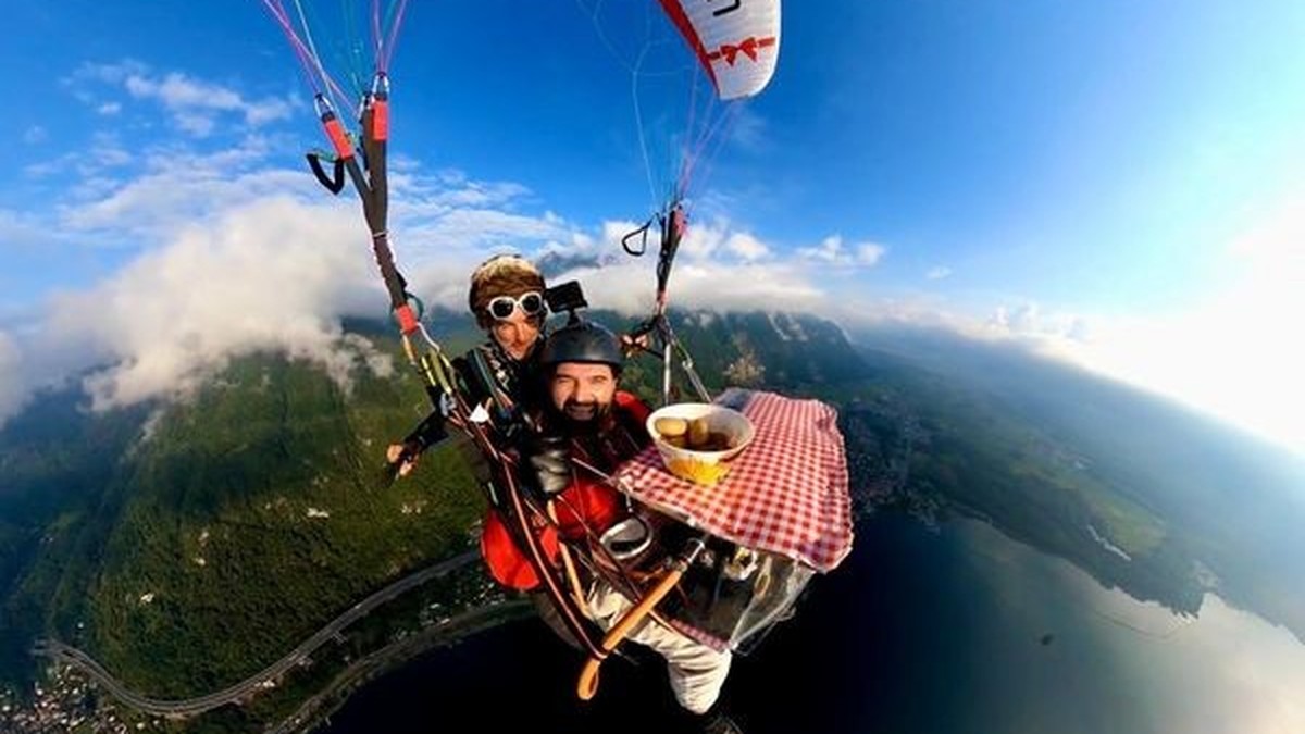 Ils inventent un concept de raclette inédit avec un parapente