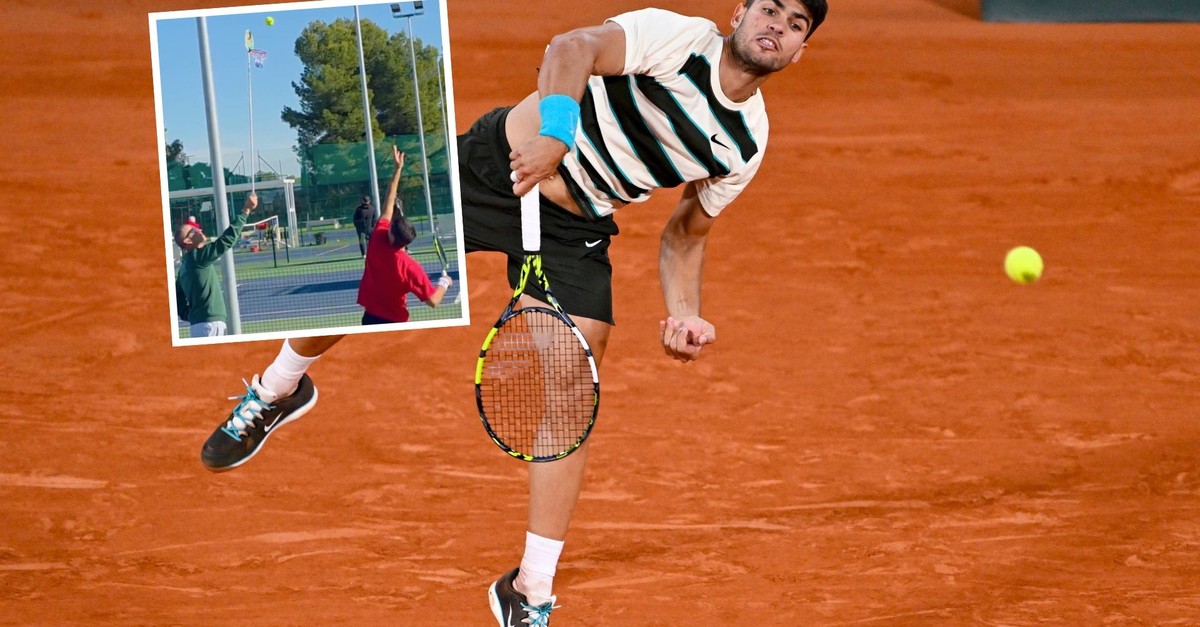 Tennis: Alcaraz travaille son service avec un mini panier