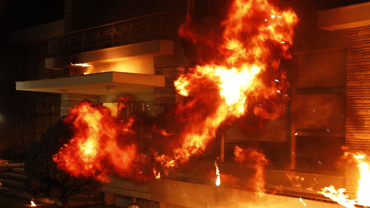 Albanie: cocktails Molotov sur le siège du gouvernement
