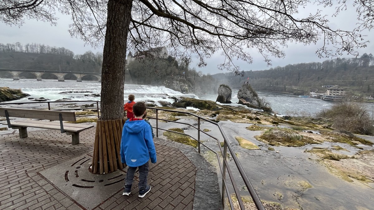 So wenig Wasser führt der Rheinfall im April 2025 in der Schweiz