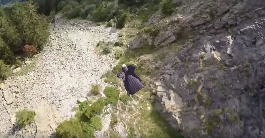 Wingsuit: Mit 180 Sachen zwischen Bäumen und Felsen hindurch