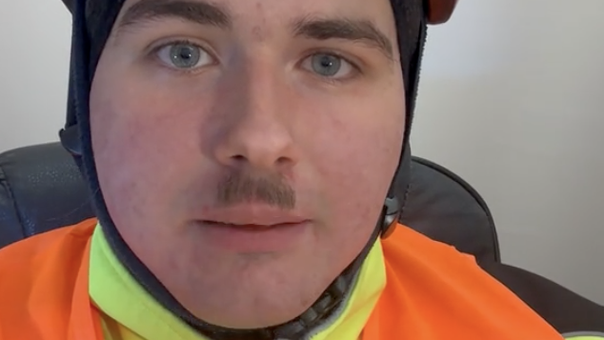 «Anzeigenhauptführer»: Anzeigenhauptmeister zeigt sich mit Hitlerschnauz