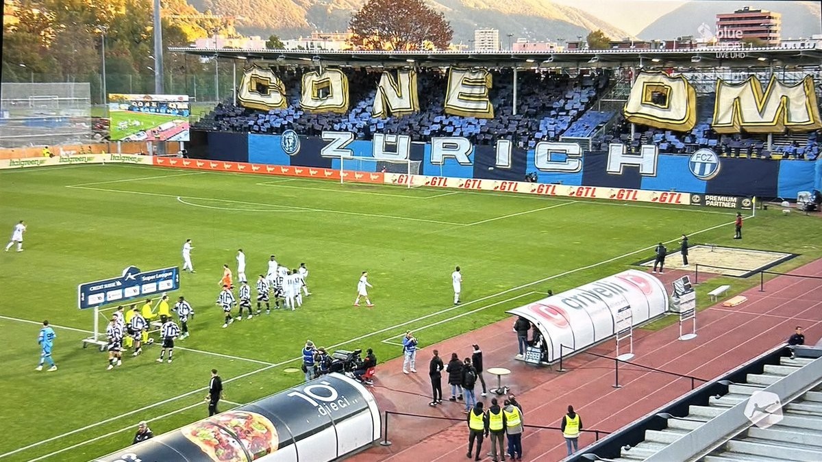 «Cone om!»: FCZ-Fanblock mit Choreo-Bock in Lugano
