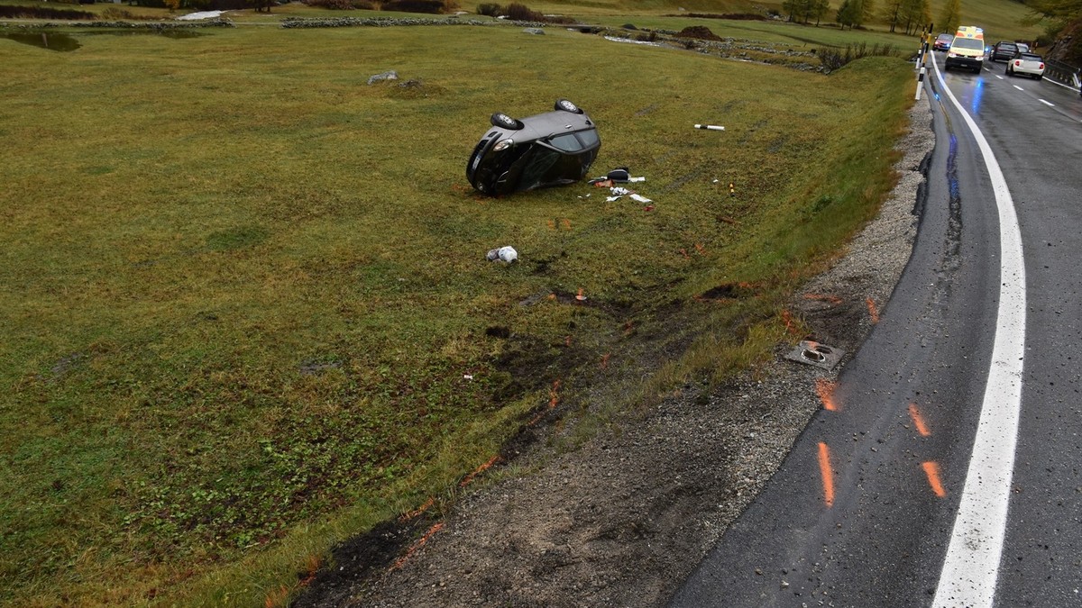 70-Jährige überschlägt sich bei La Rösa GR und kommt glimpflich davon