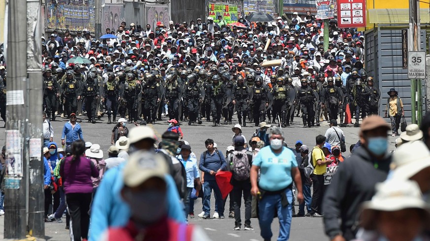 Peru ruft wegen Unruhen Ausnahmezustand im ganzen Land aus Peru ruft wegen Unruhen Ausnahmezustand im ganzen Land aus