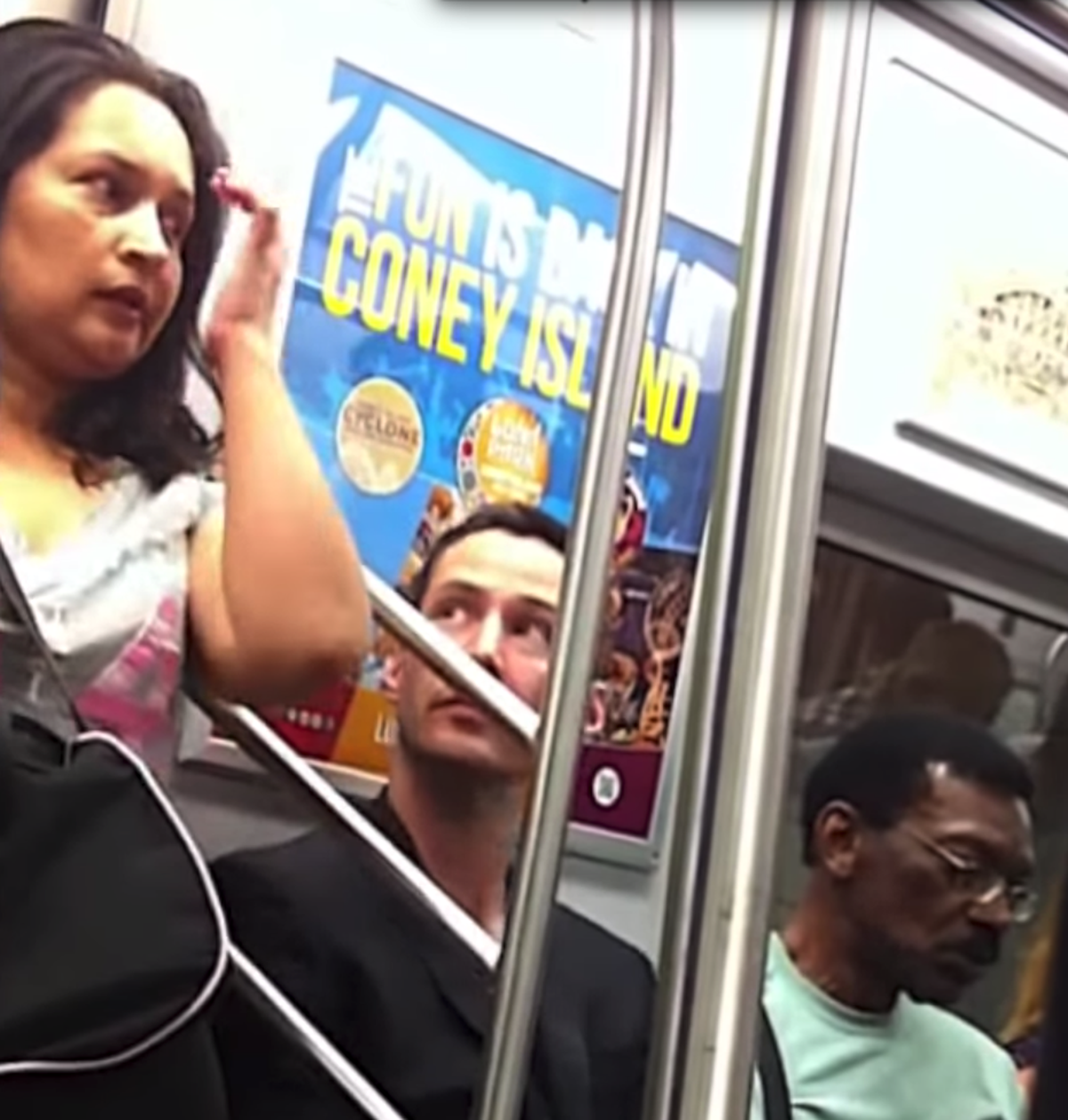 Nice Guy Keanu Reeves macht den Nice Guy in der New Yorker Subway