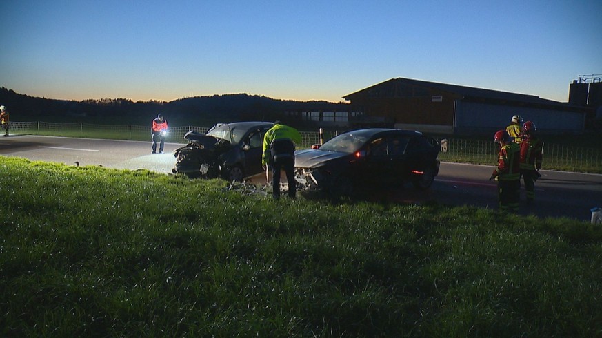 6 Verletzte bei Frontalkollision zweier Autos in Wittenwil TG