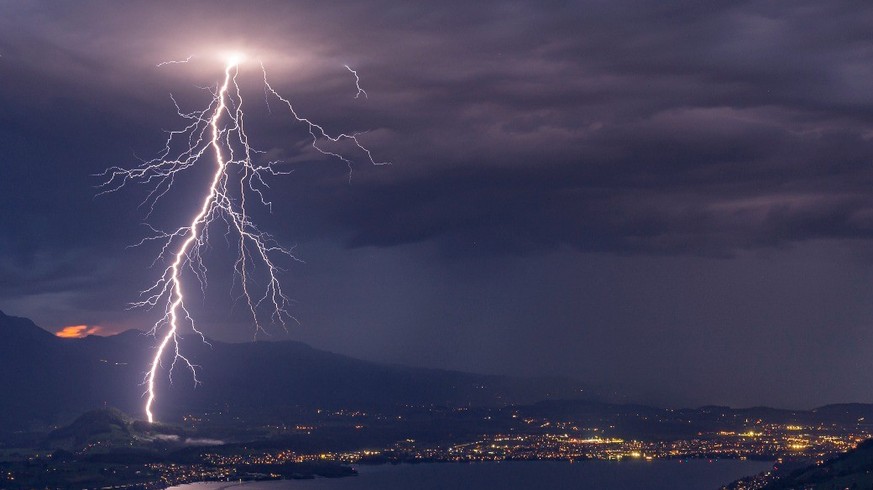 Gewitterfront zieht über die Schweiz: Hagel, Blitze, Wind und viel Regen