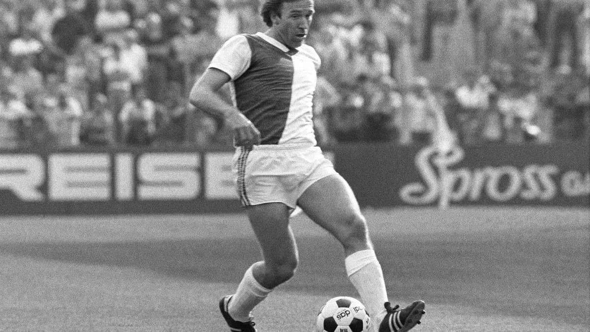 Günter Netzer gibt 1976 sein Debüt für GC und verliert gleich