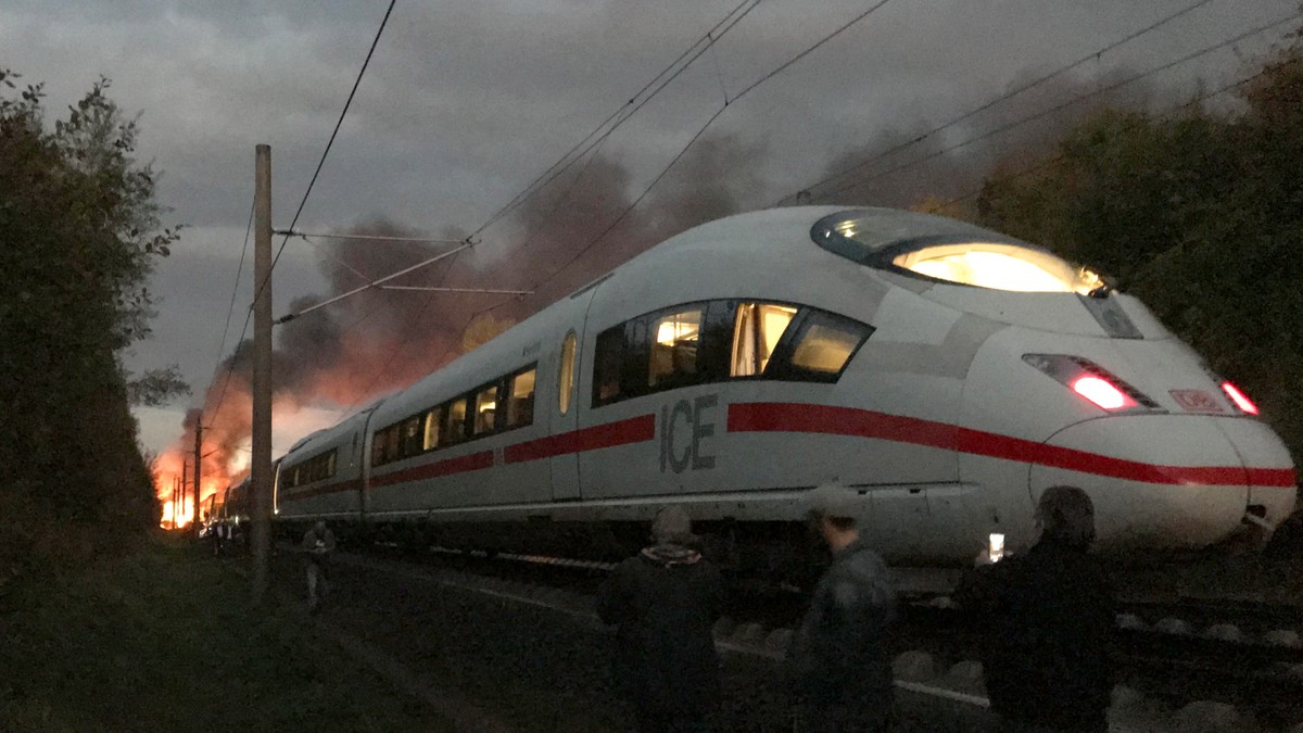 Zug-Unfall: ICE in Deutschland brennt komplett aus