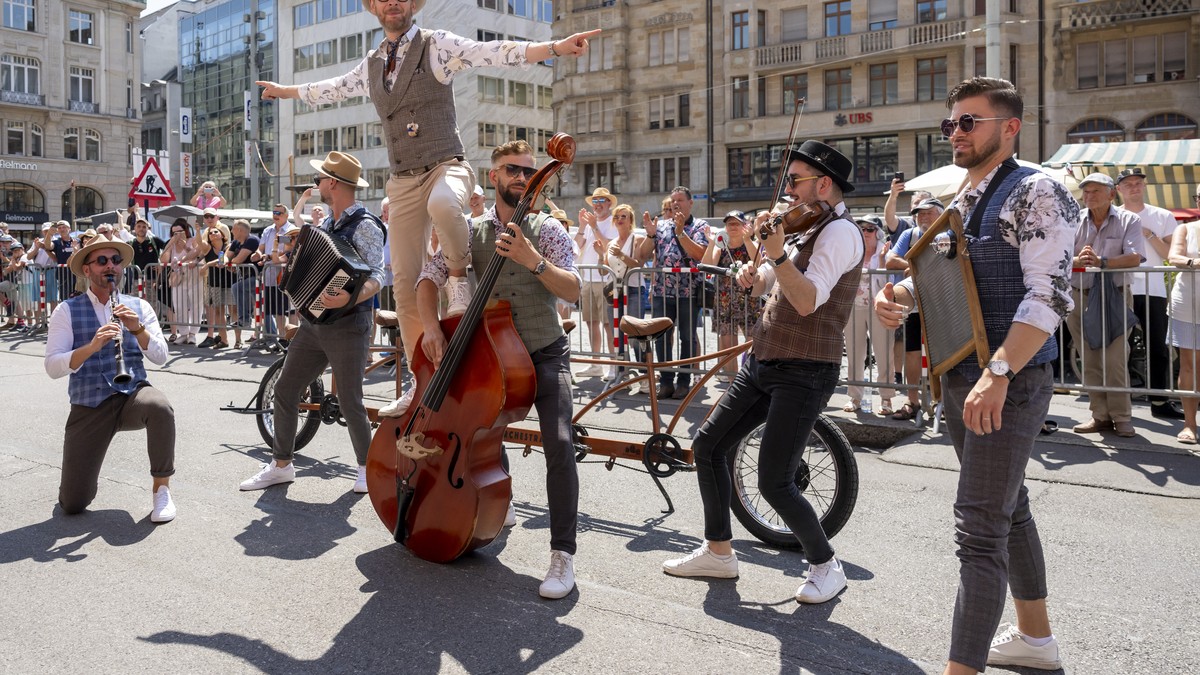 120'000 Schaulustige an Tattoo-Parade in Basler Innenstadt