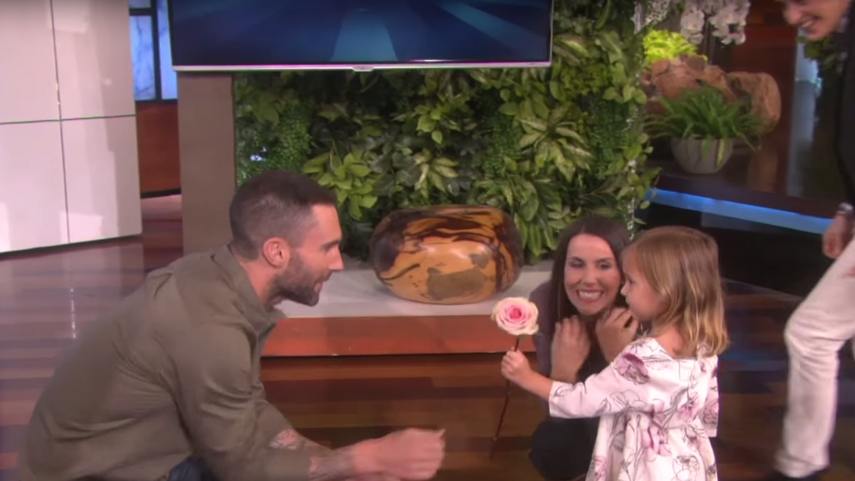 Mädchen trifft auf ihren Schwarm US-Sänger Adam Levine