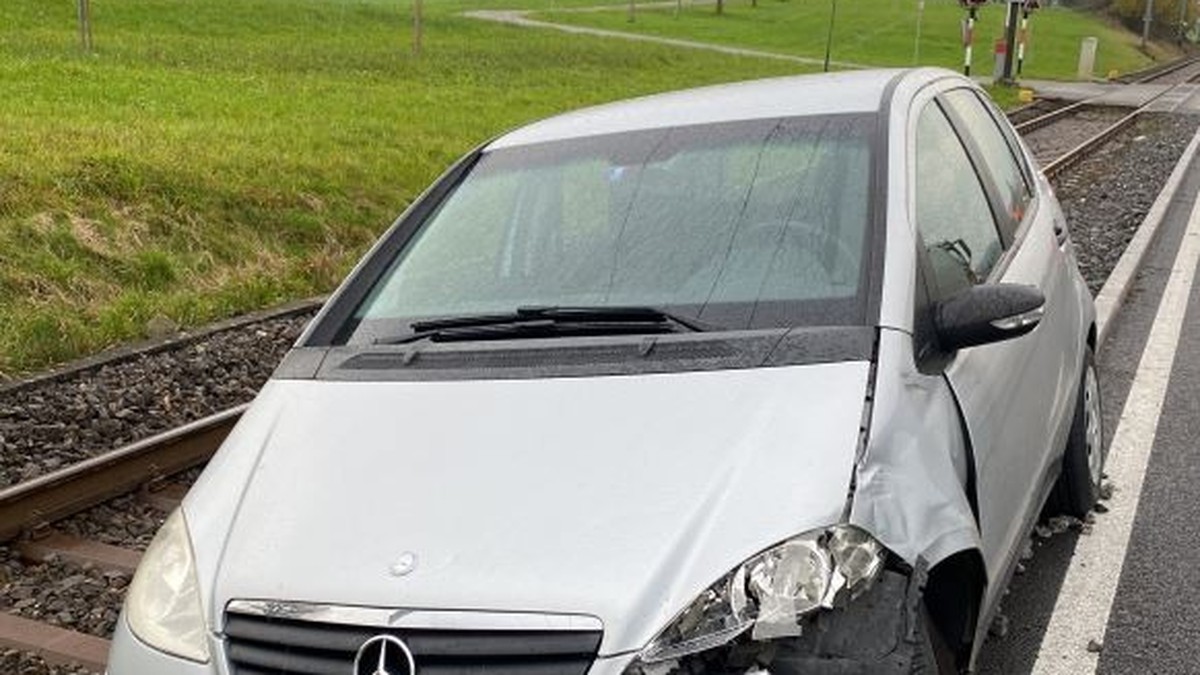 Auto landet in Seon AG nach Kollision im Gleisbett