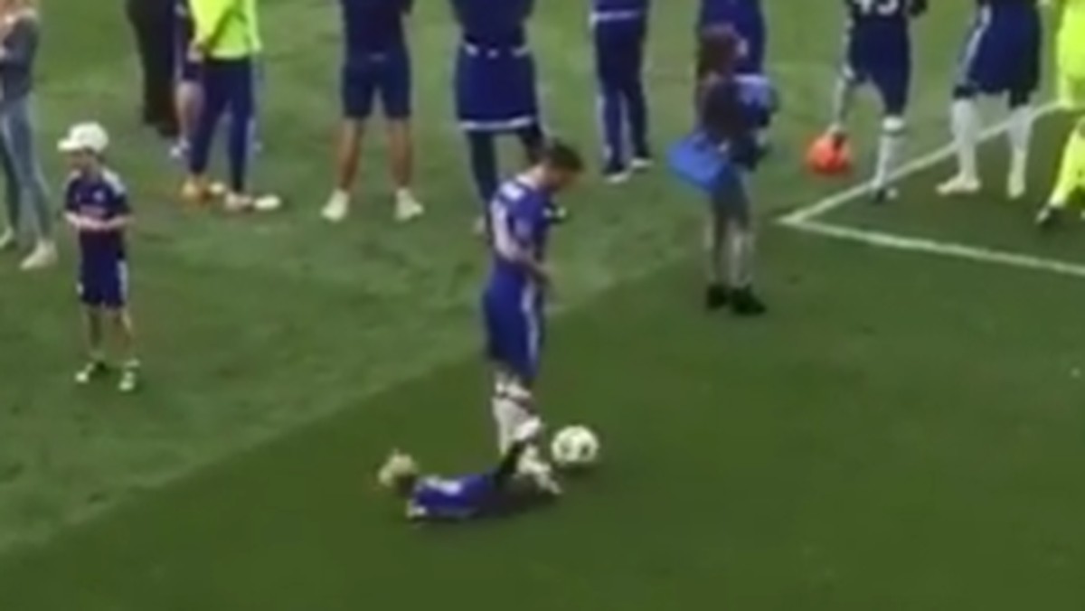 Fies: Eden Hazard stellt seinem 2-jährigen Sohn Leo beim ...