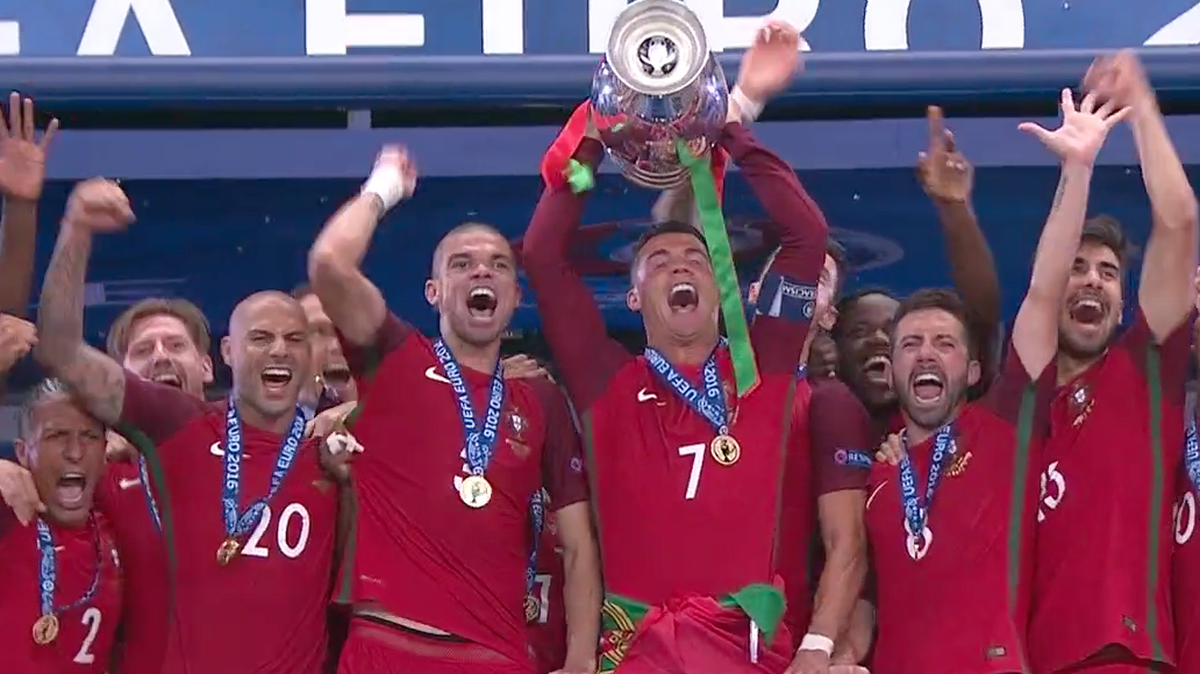 Portugal ist Europameister: Hier erhält Ronaldo den EM-Pokal