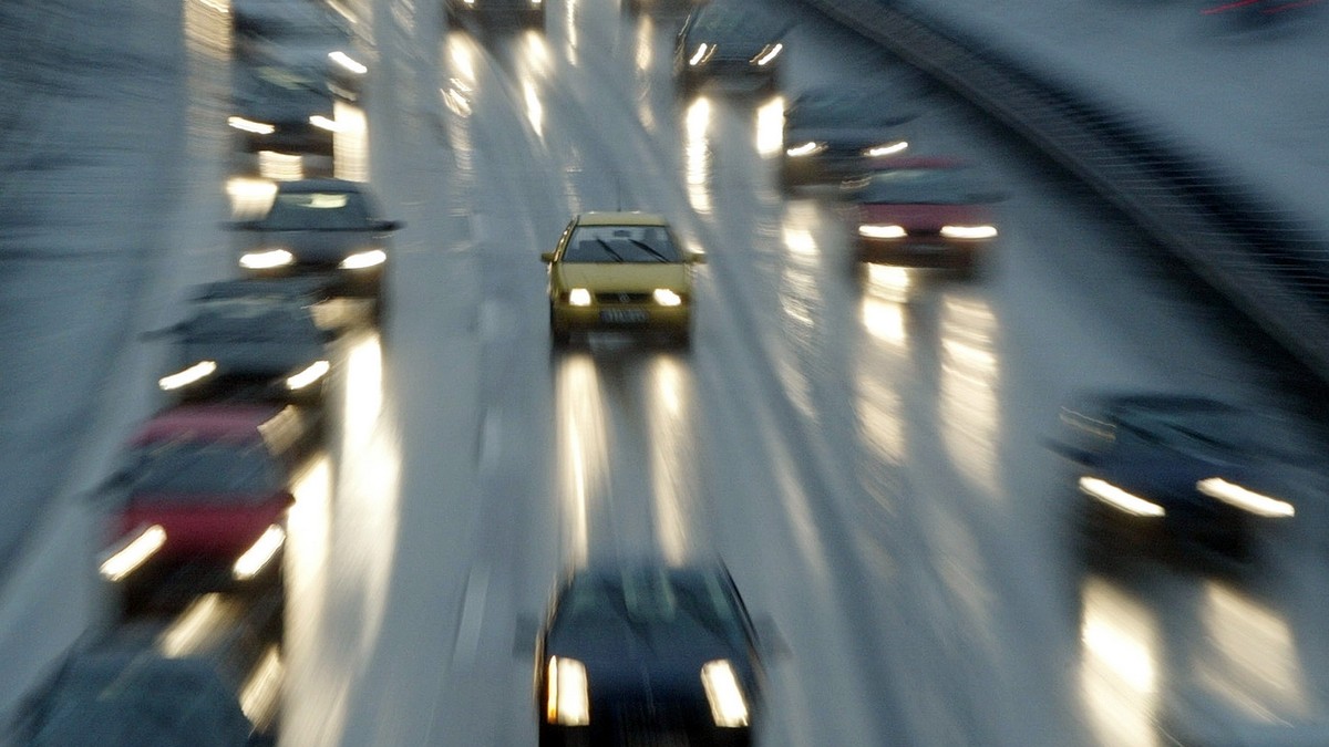 Schweizer rasen auf deutscher Autobahn – und zeigen der Polizei noch ...