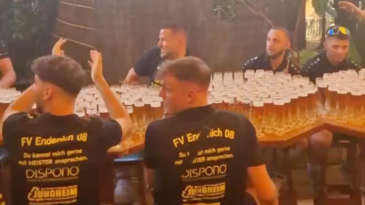 1001 Bier: Deutsche Amateurfussballer brechen Ballermann-Bierrekord