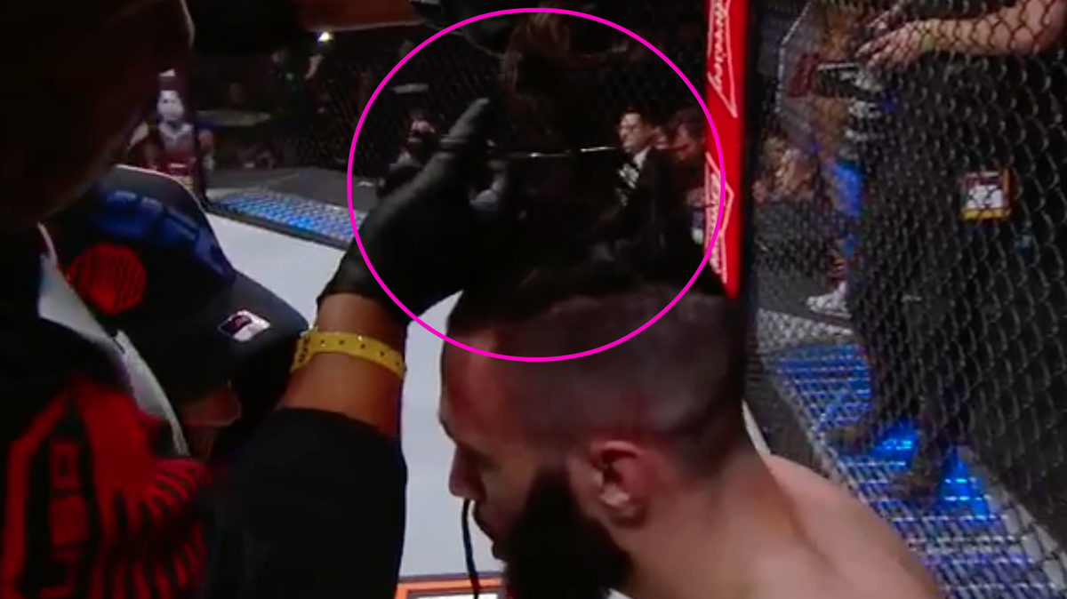 MMA-Fighter Shane Burgos lässt sich während Kampf die Haare schneiden