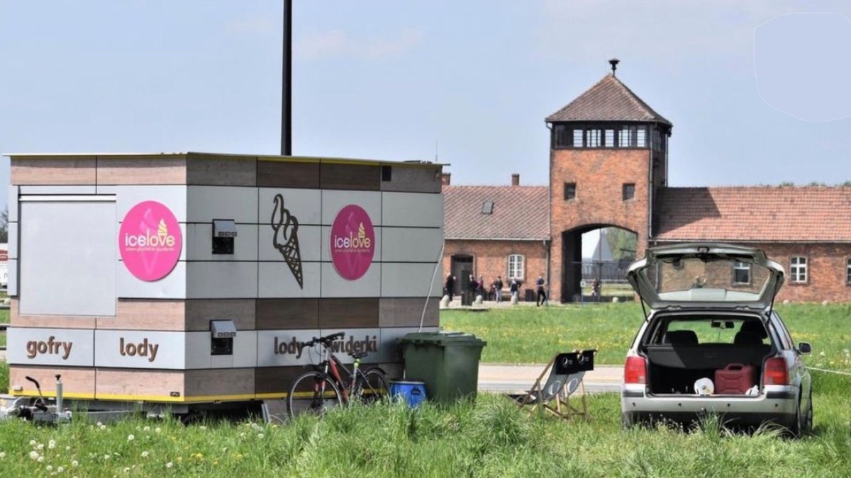 Kiosk vor der Gedenkstätte des KZ Auschwitz sorgt für Ärger