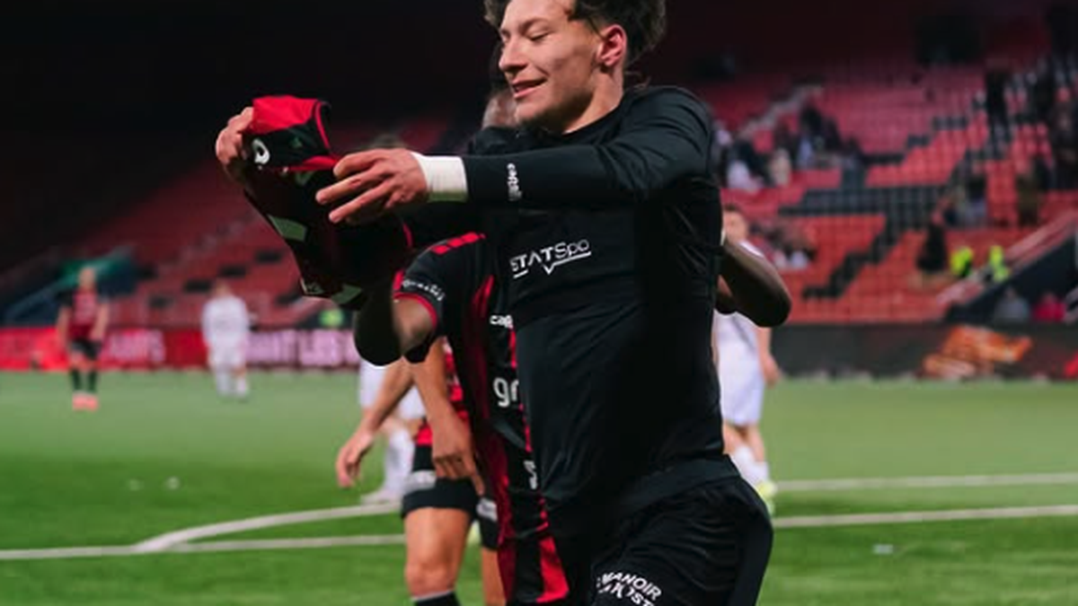 Altin Azemi (15) trifft in seinem ersten Spiel per direktem Freistoss